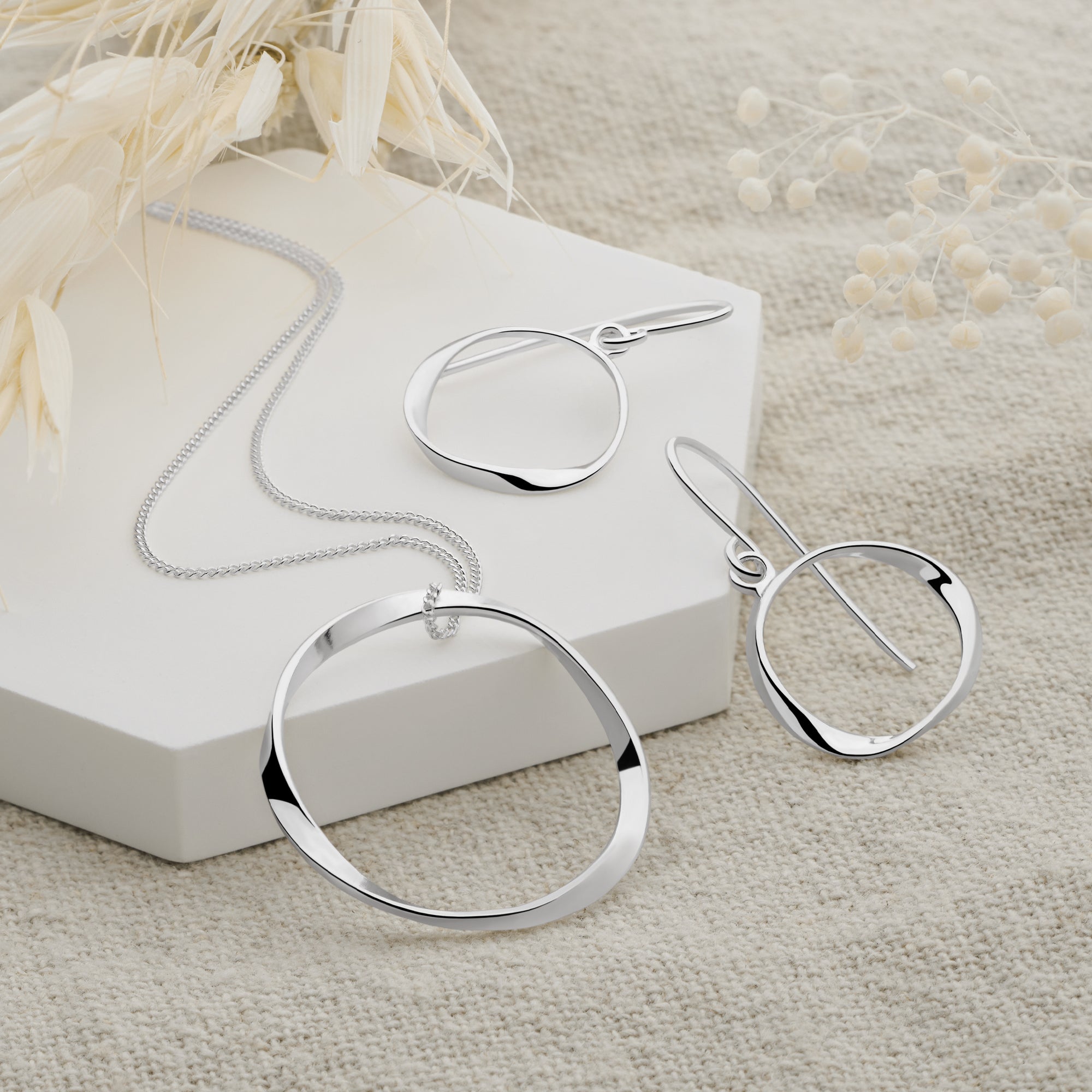 Ribbon Halo Chain – Silver by Mail